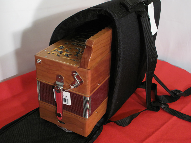 Soft side loading case for 8 bass accordion