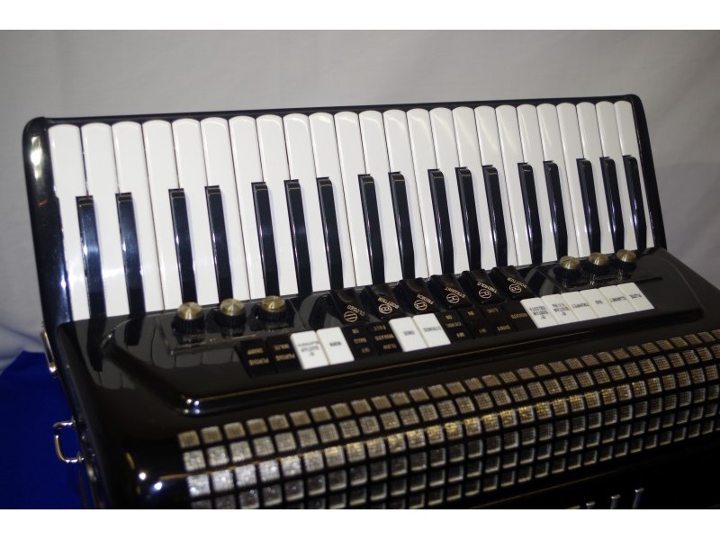 Crucianelli 120 Bass midi accordion bundle with extras